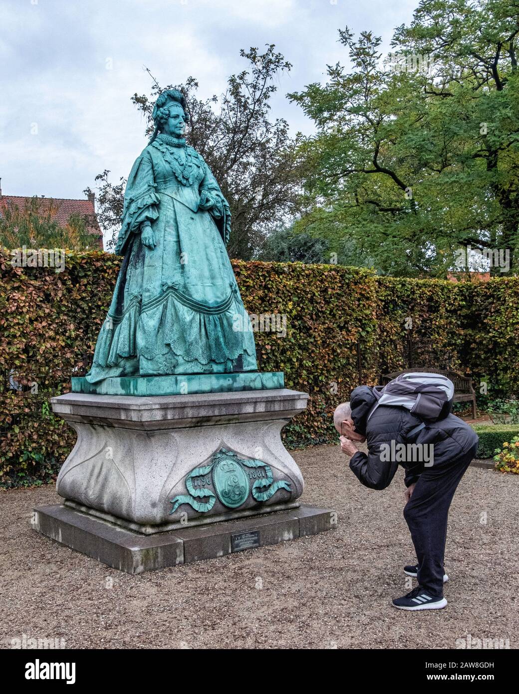 Queen caroline statue hi-res stock photography and images - Alamy