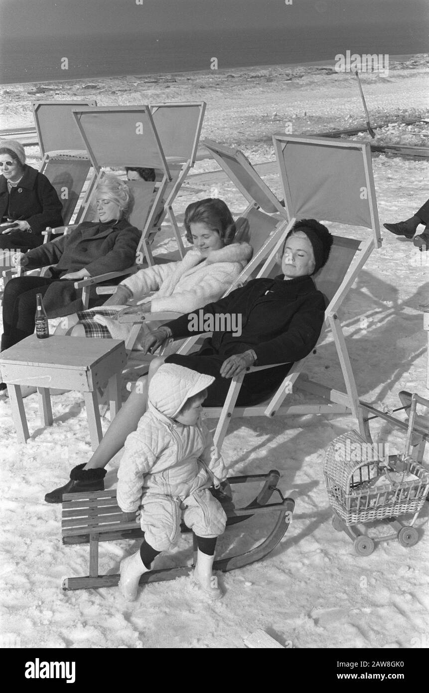 People on holiday sunbathing Black and White Stock Photos & Images - Alamy