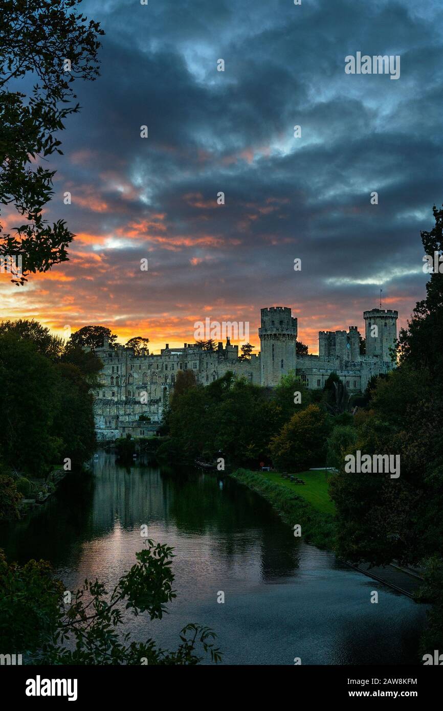 Warwick Castle in Sunset. Warwick castle on the river Avon, England ...