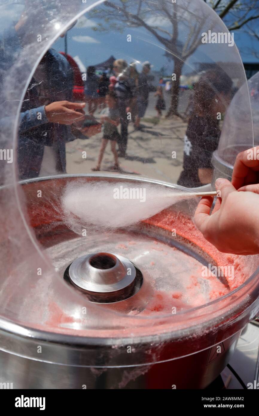 Candy floss spinner hi-res stock photography and images - Alamy