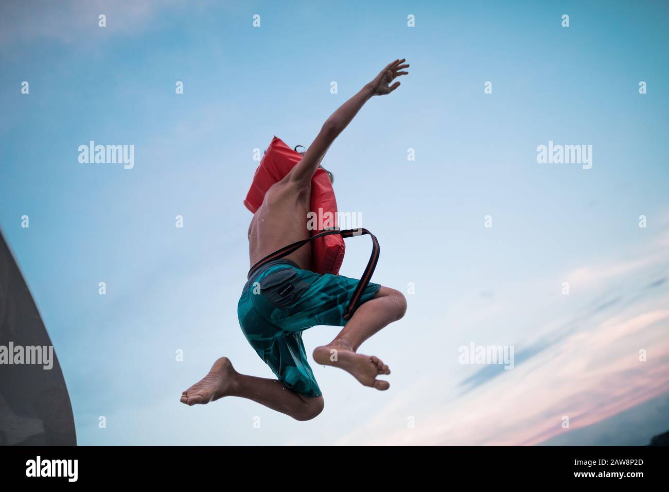 Kids jumping into water hi-res stock photography and images - Alamy