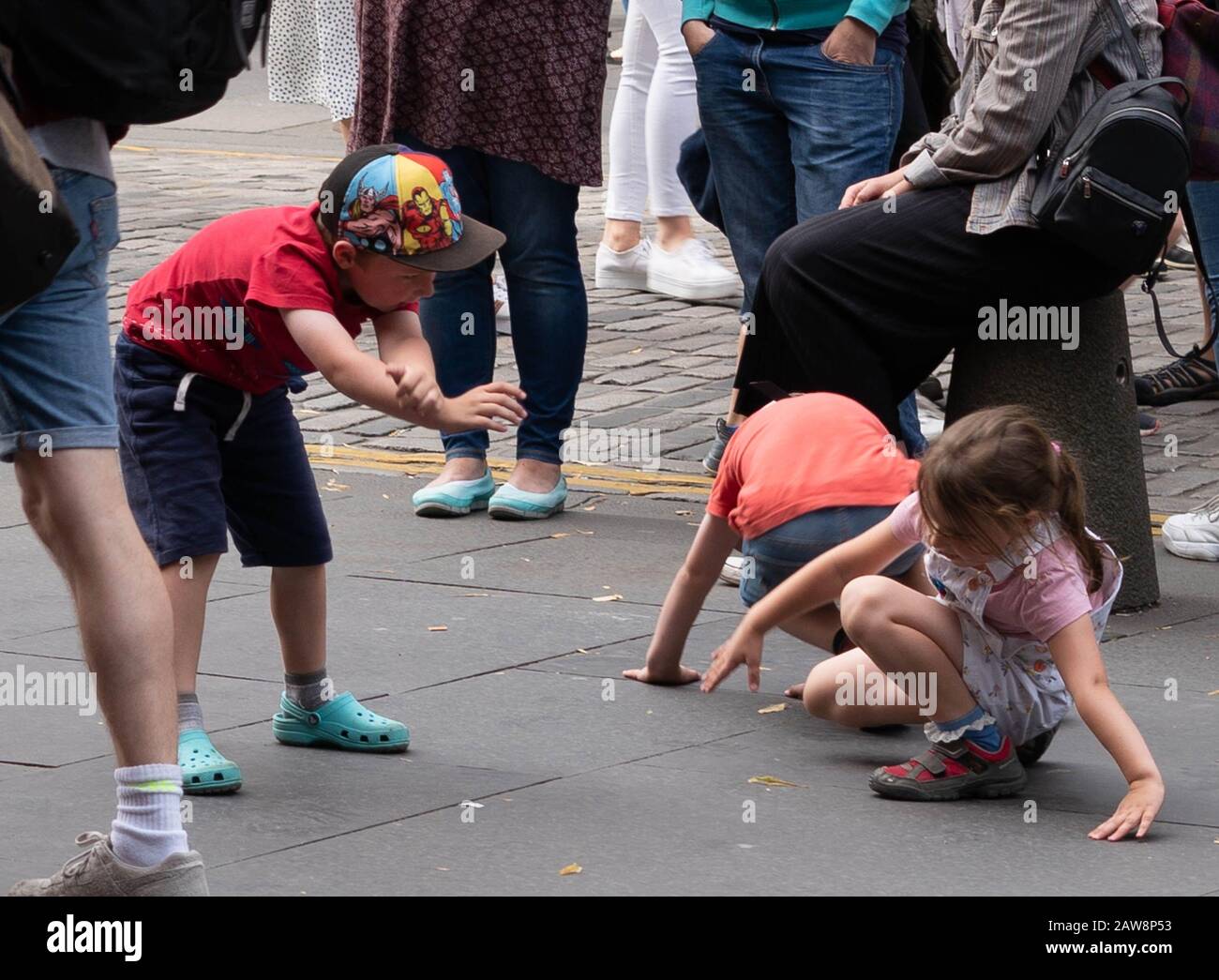 children on street Stock Photo - Alamy