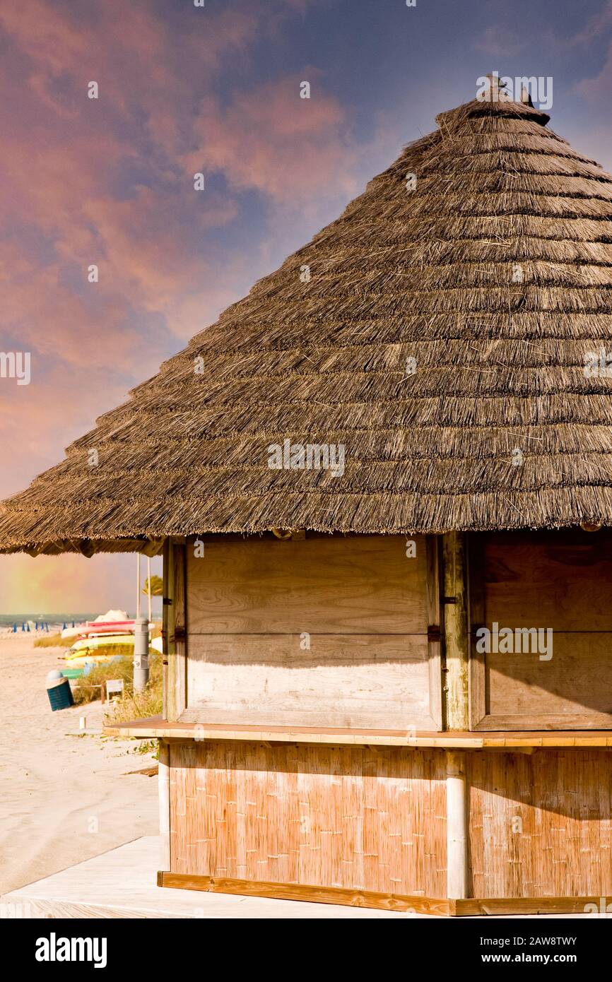 Straw beach hut hi-res stock photography and images - Alamy