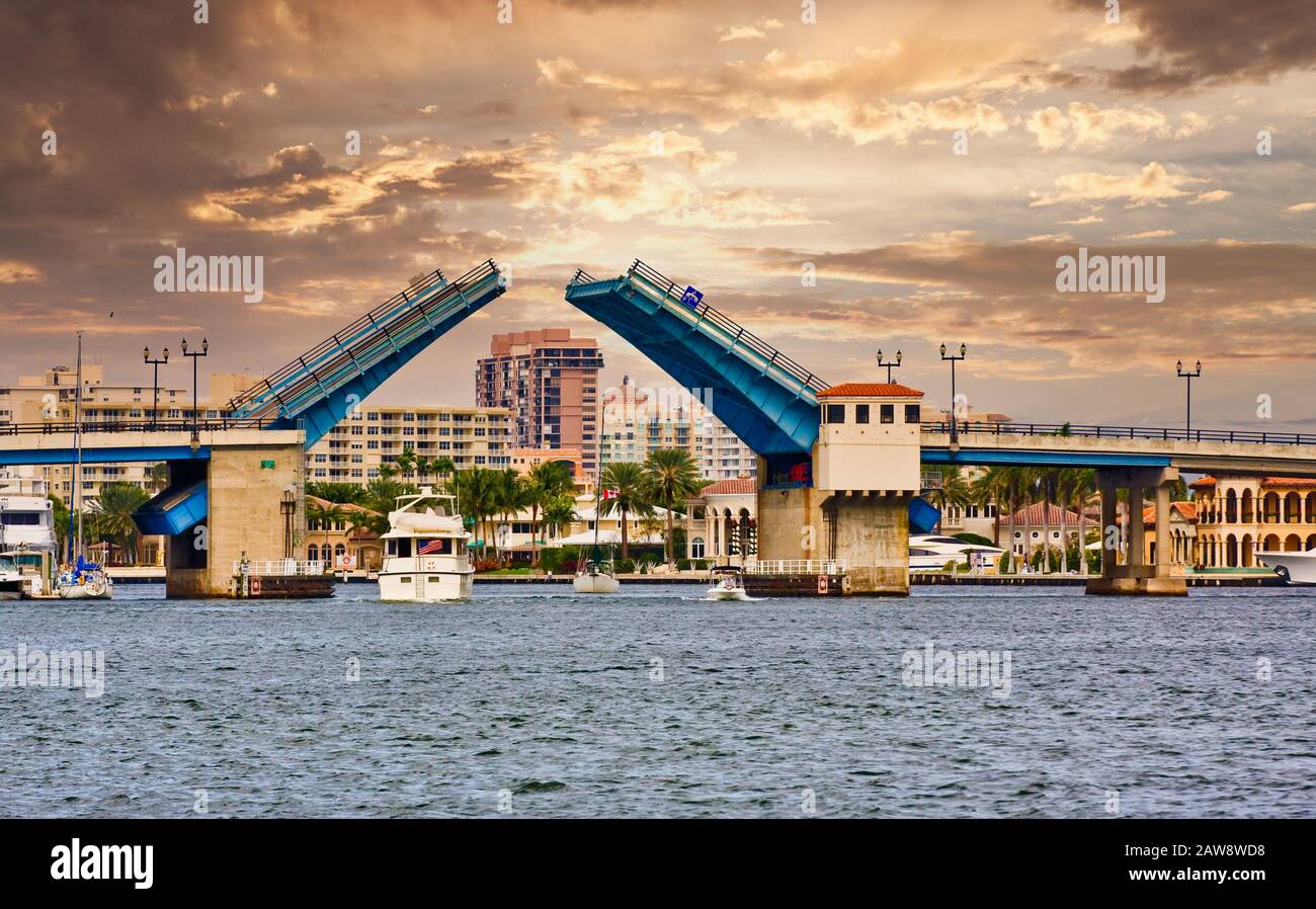 Drawbridge boat hi-res stock photography and images - Alamy