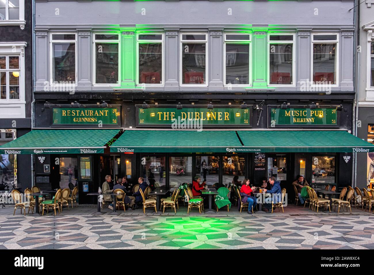 The old dubliner bar hi-res stock photography and images - Alamy