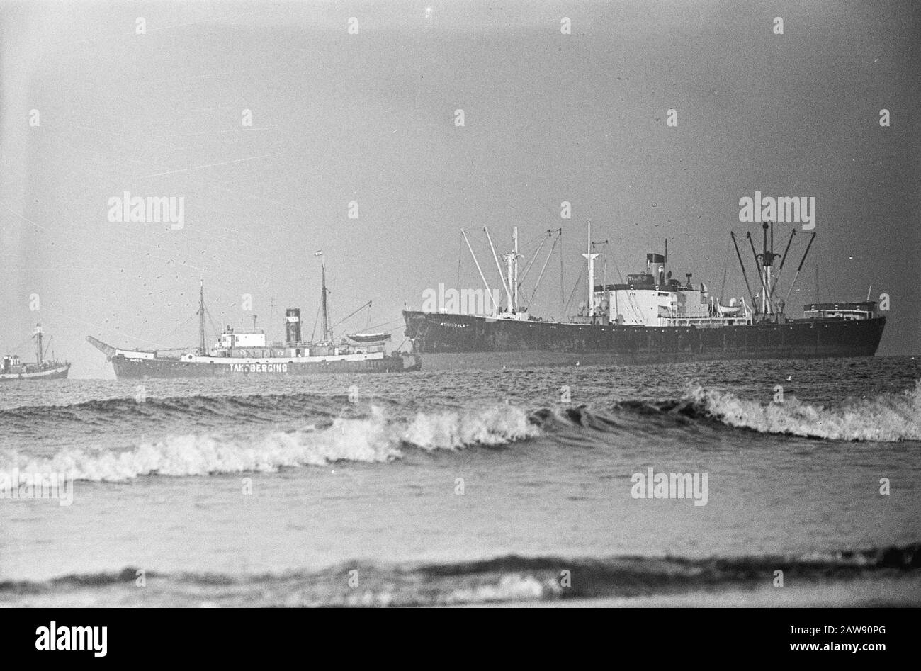 Liberian ship in Hoek van Holland on the beach Date: December 27, 1964 ...
