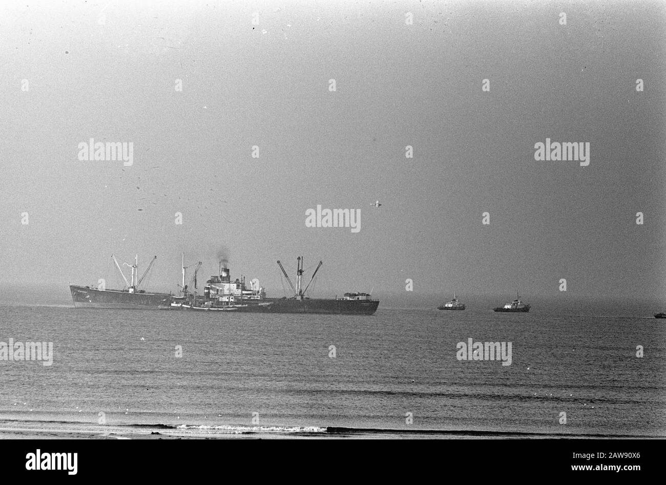 Liberian ship in Hoek van Holland on the beach Date: December 27, 1964 ...