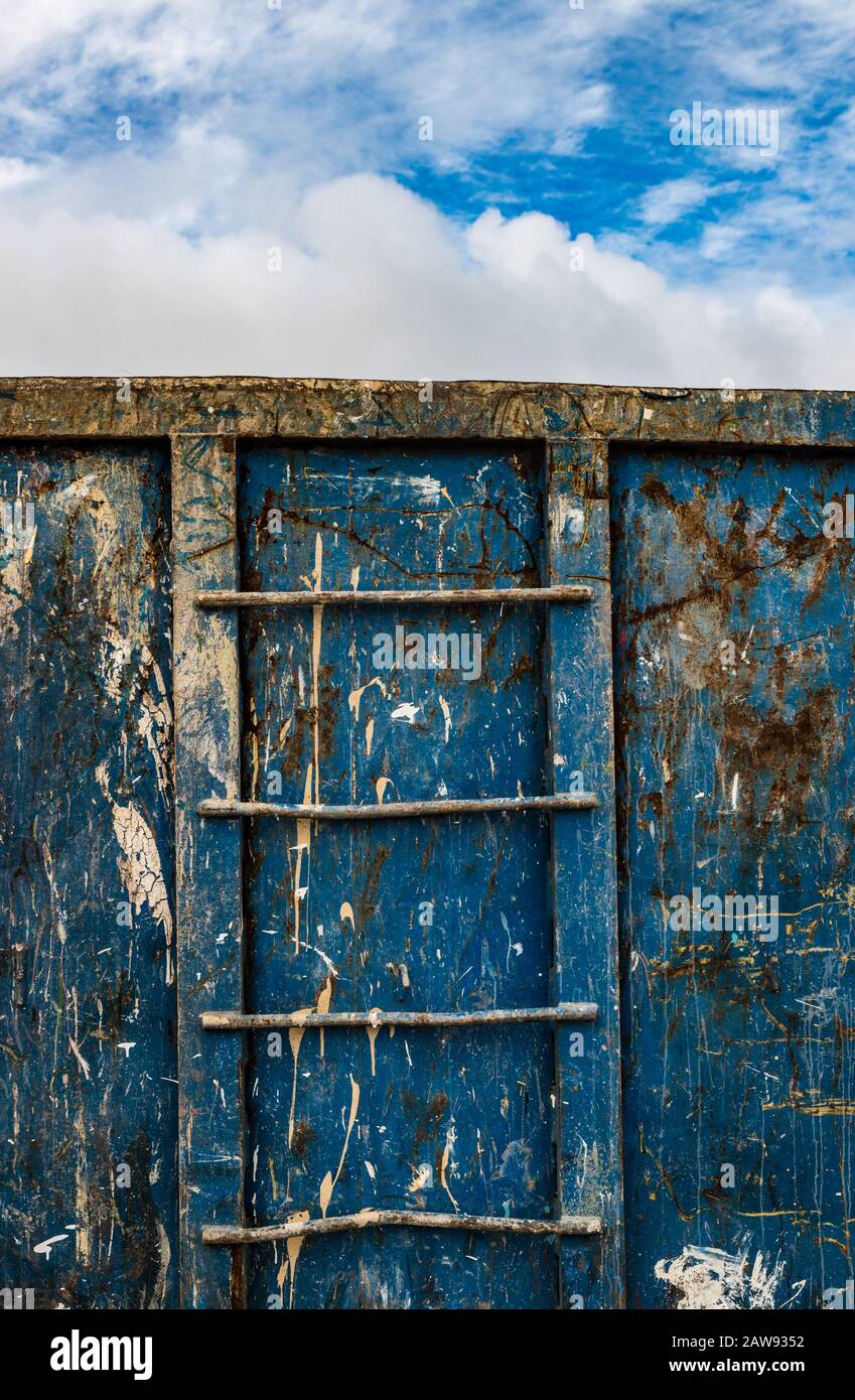 Paint wallpaper vintage ladder hi-res stock photography and images - Alamy