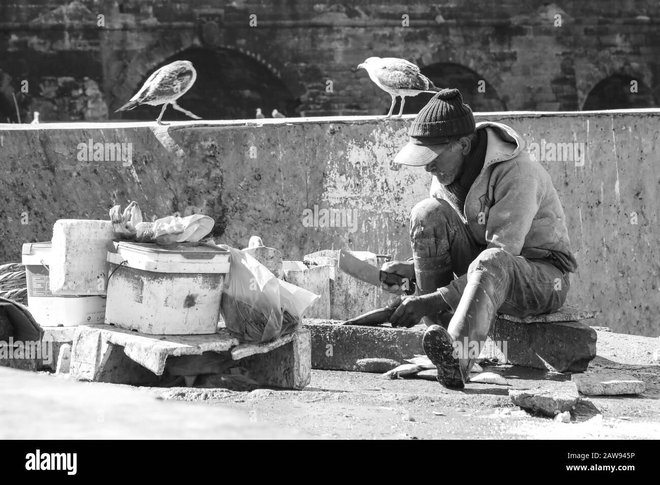 Traditional arab boat building Black and White Stock Photos & Images ...