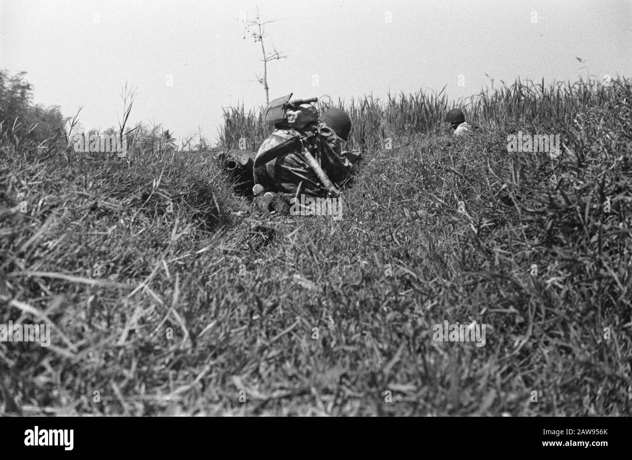 Patrouillegang.In a ditch is a Dutch soldier working mines to dig Date ...