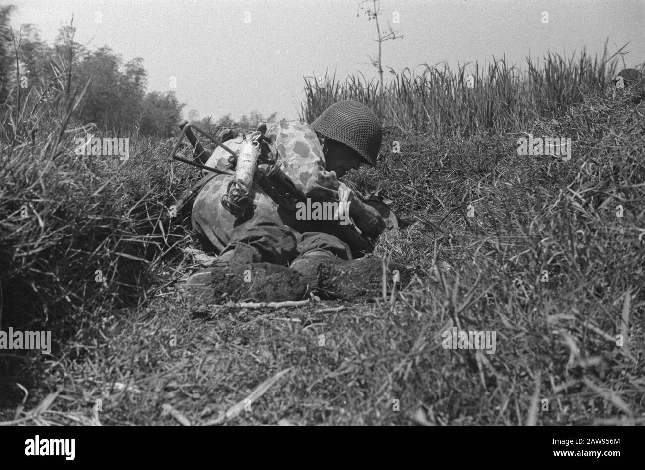 Patrouillegang.In a ditch is a Dutch soldier working mines to dig Date ...