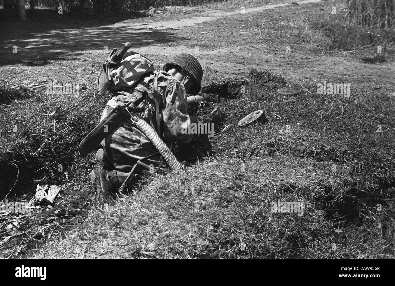 Patrouillegang.In a ditch is a Dutch soldier working mines to dig Date ...