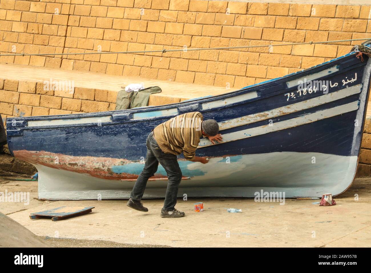 Old african wooden fishing boat hi-res stock photography and images - Alamy