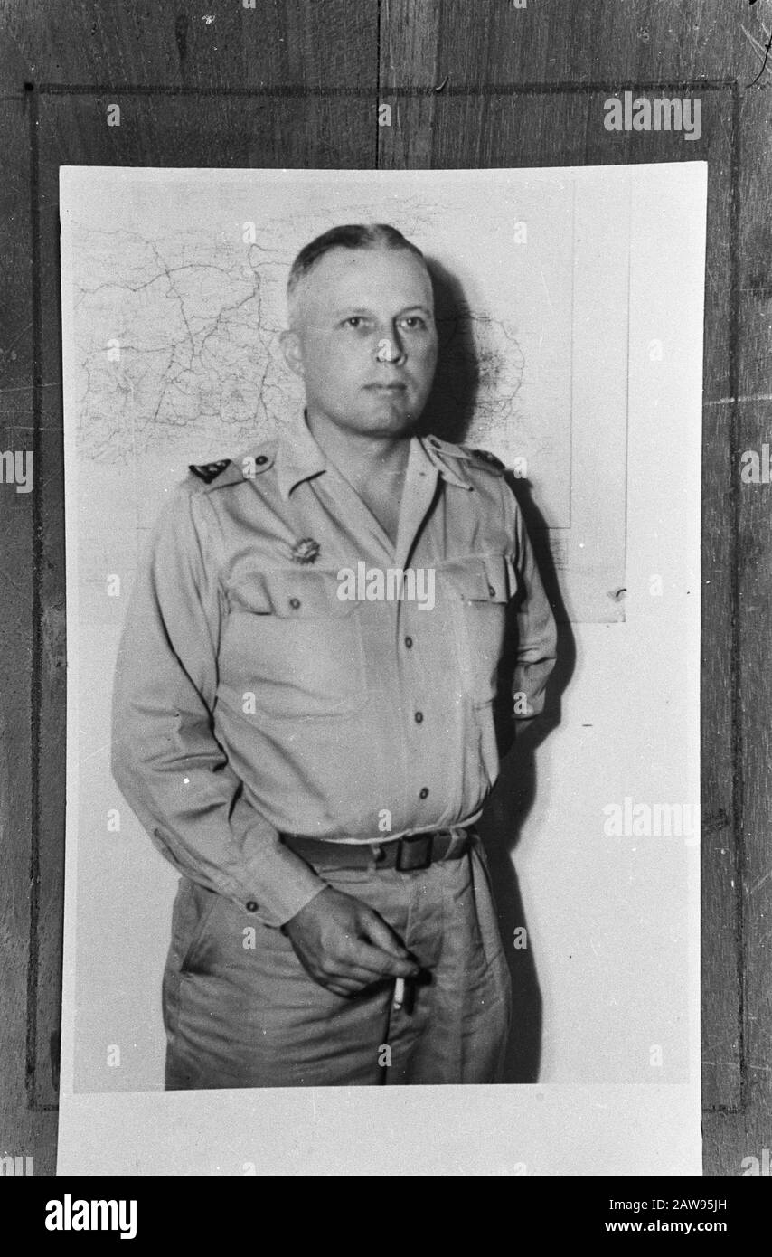 [Portrait of a KNIL Colonel standing before a map] Annotation: Repro ...