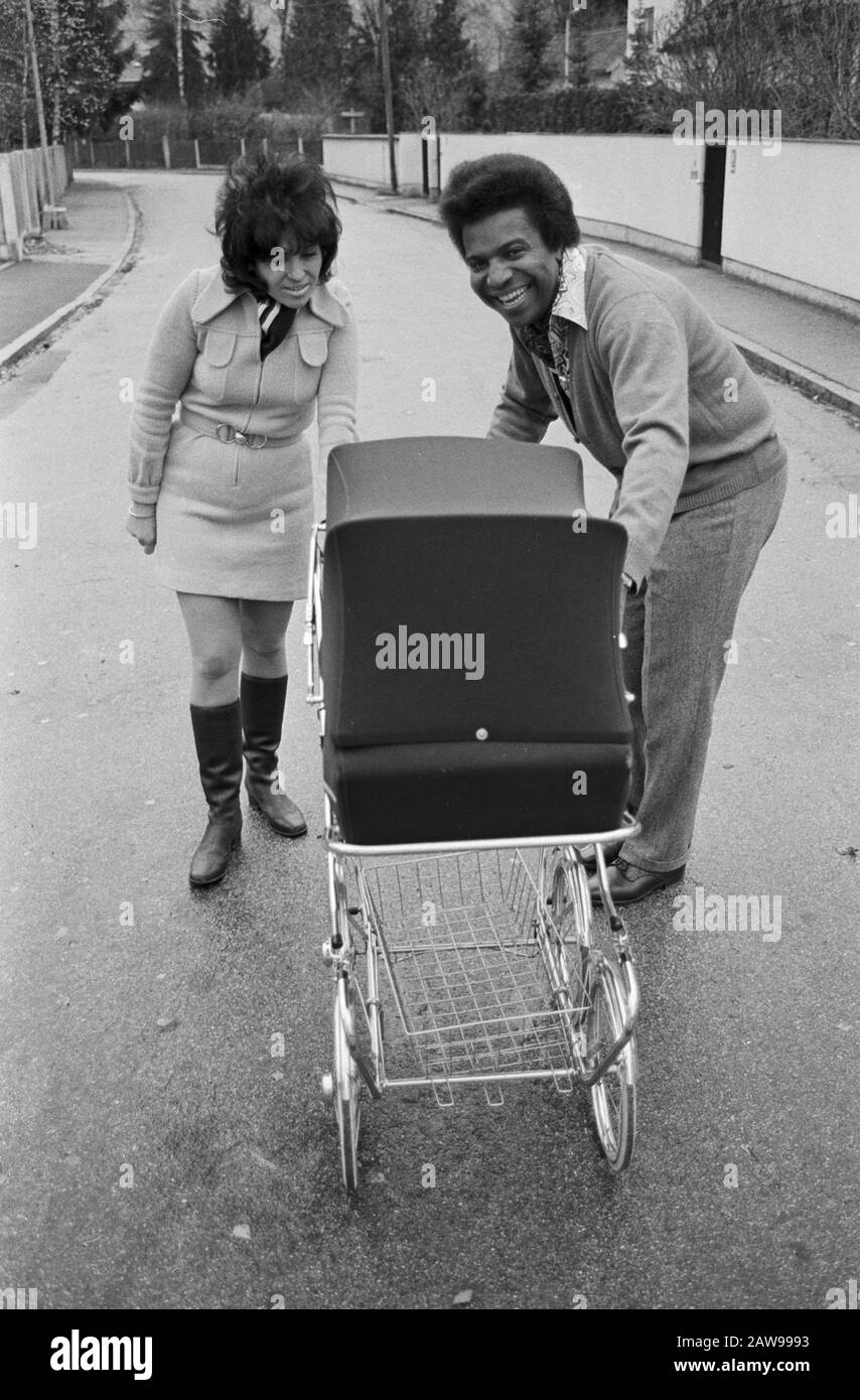 Roberto Blanco und Freundin am Kinderwagen, Deutschland um 1978 ...