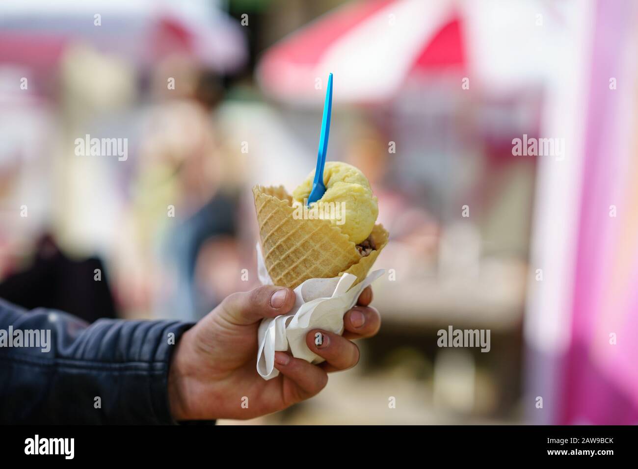 Man eating ice cream cone hi-res stock photography and images - Alamy