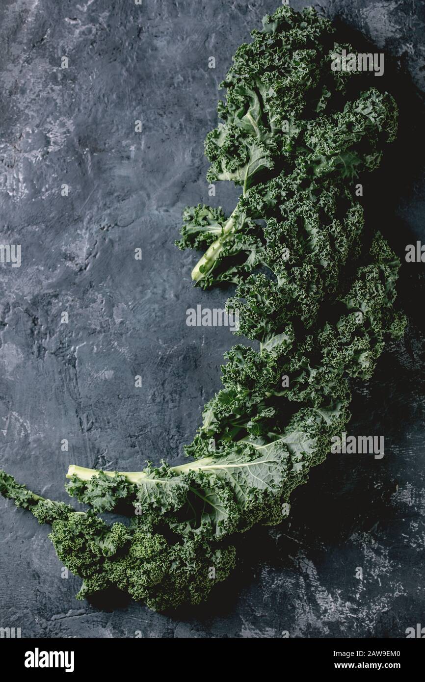 Flat leaf kale growing hi-res stock photography and images - Alamy