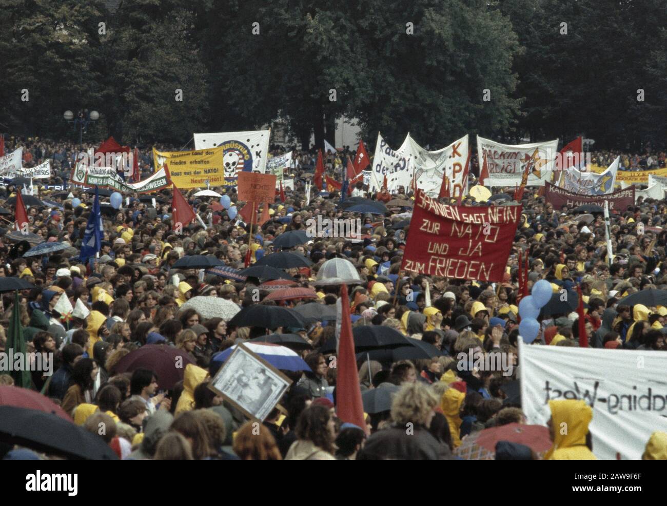 Demonstrations against nuclear weapons hi-res stock photography and ...