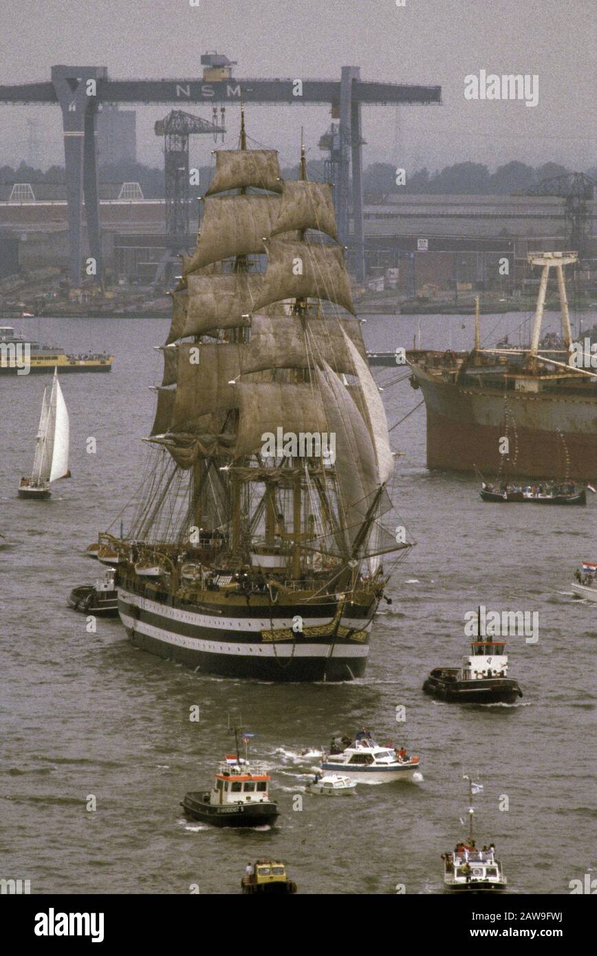 Opening sail 1985 hi-res stock photography and images - Alamy