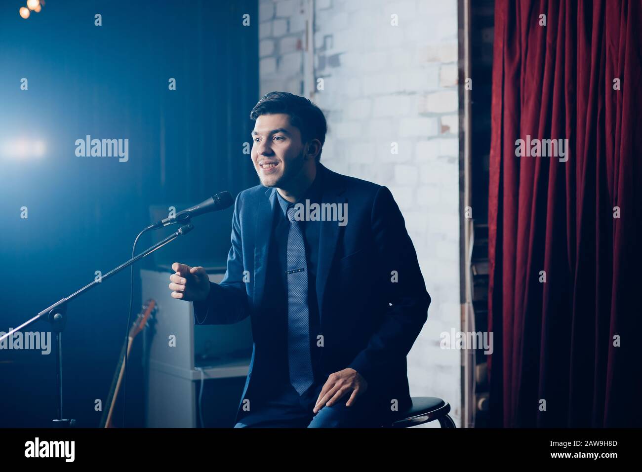 Audience laughing at comedian on stage hi-res stock photography and ...