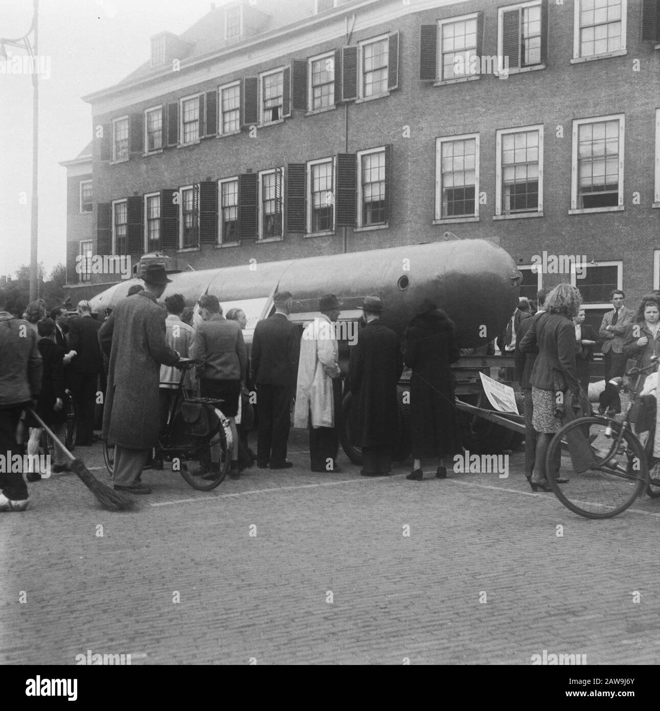 Maritime exhibition in The Hague. Public viewing a small submarine Date ...