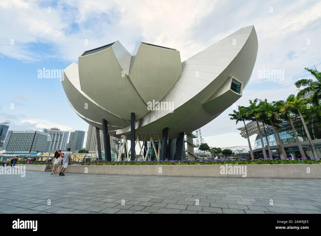 Science museum and downtown skyline hi-res stock photography and images ...