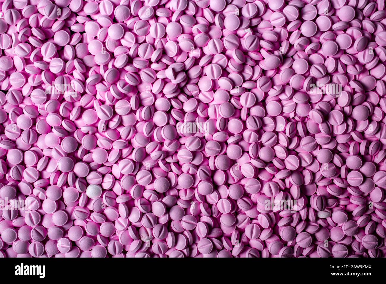 pink pills lie table background. Drugs, painkillers, colds and other ...