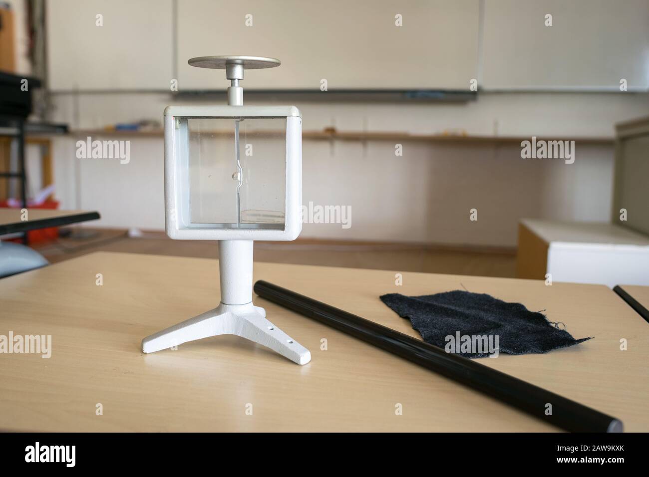 Physics experiment electricity hi-res stock photography and images - Alamy