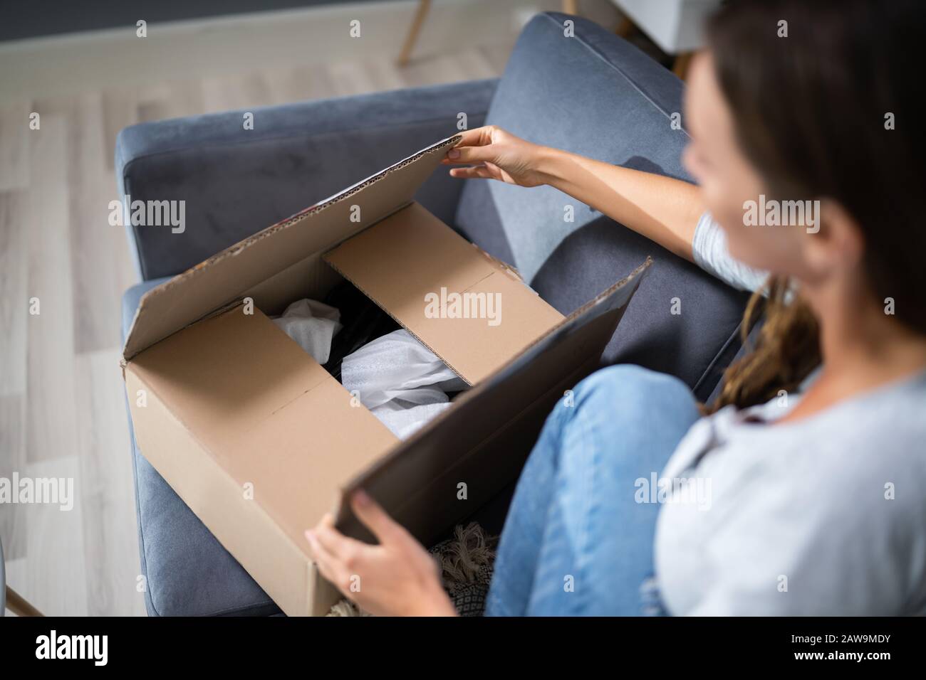 Box delivery woman hi-res stock photography and images - Alamy