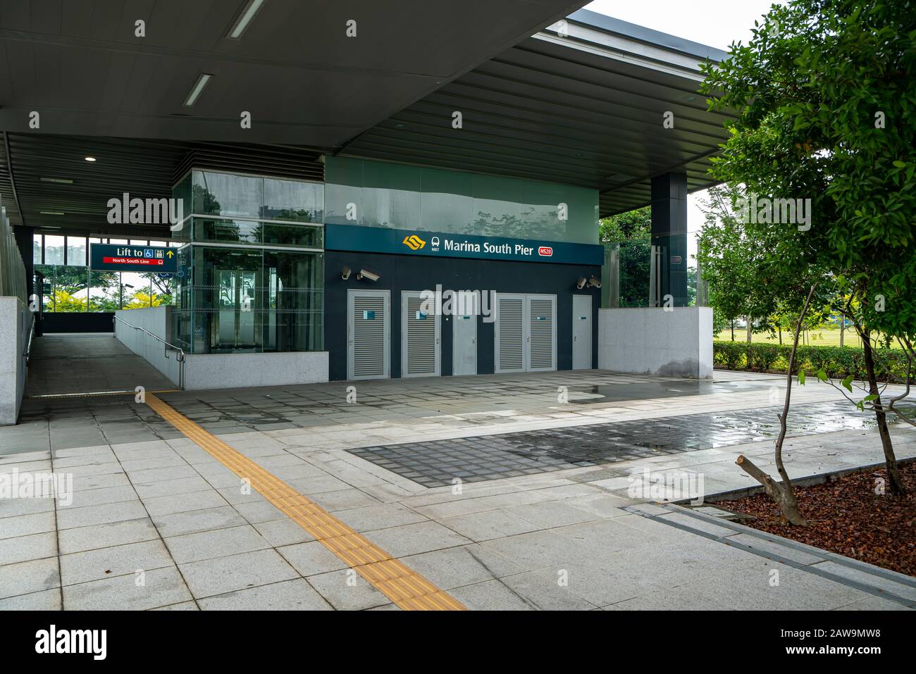 Marina bay mrt hi-res stock photography and images - Alamy