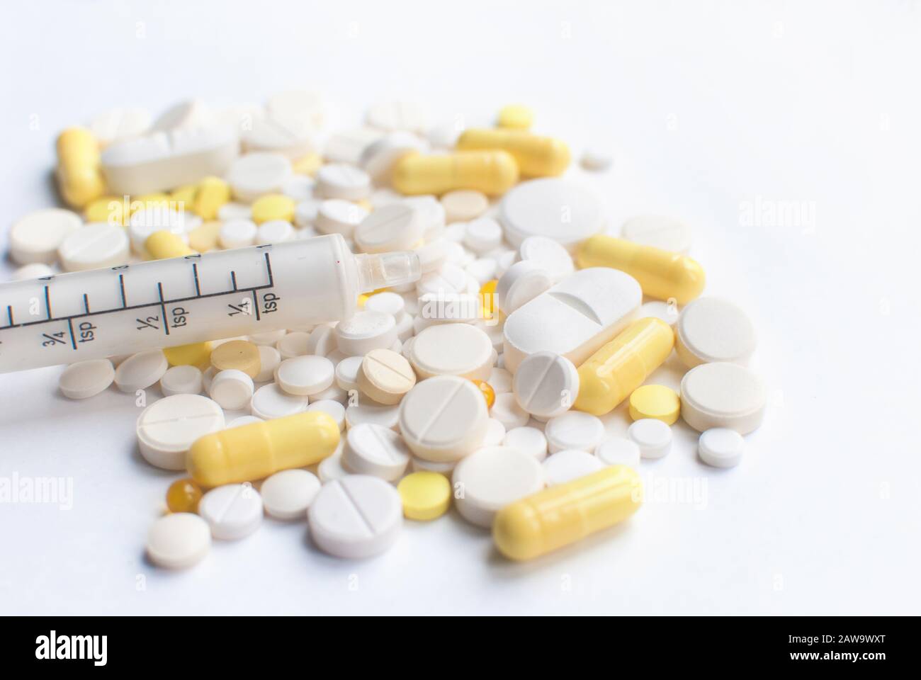 Pharmaceutical tablets yellow white hi-res stock photography and images ...