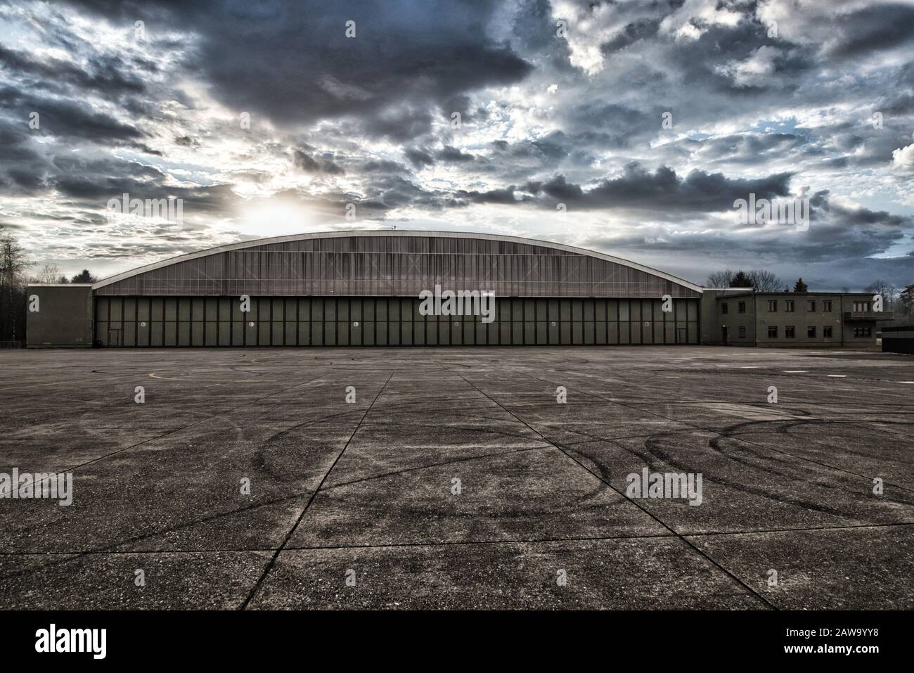 Airplane hangar hi-res stock photography and images - Alamy