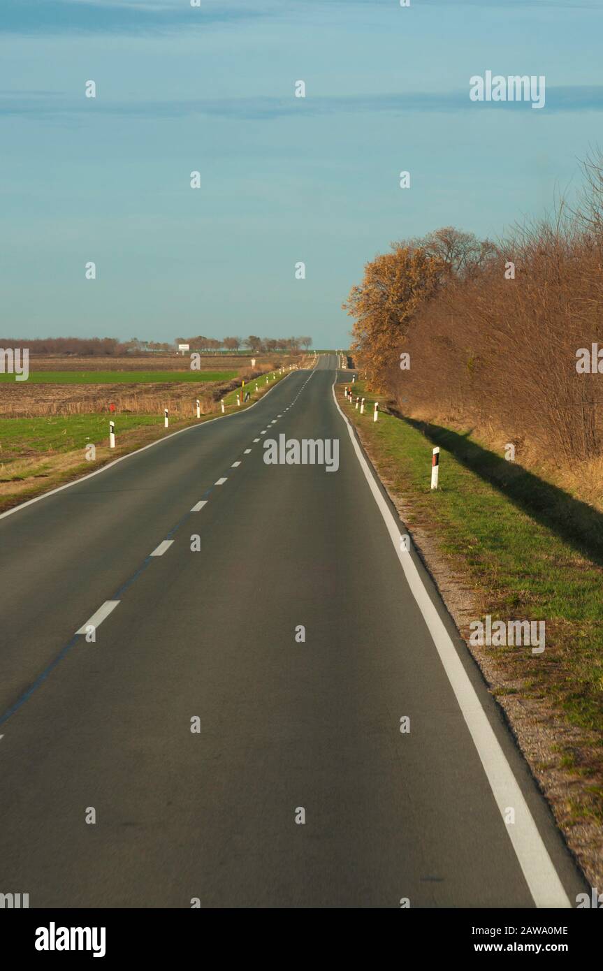 Long straight roadway hi-res stock photography and images - Alamy