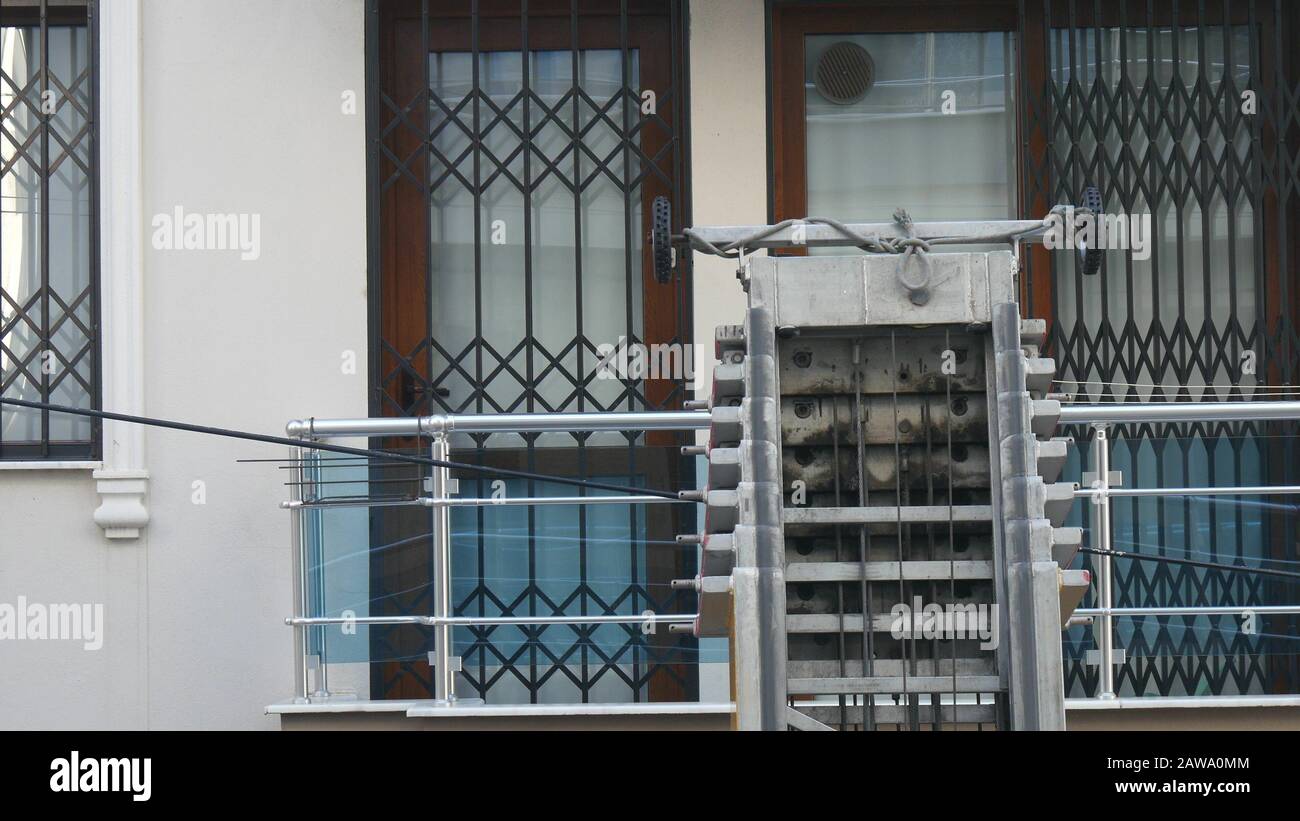 Moving house elevator on outside of apartment during moving homee ...