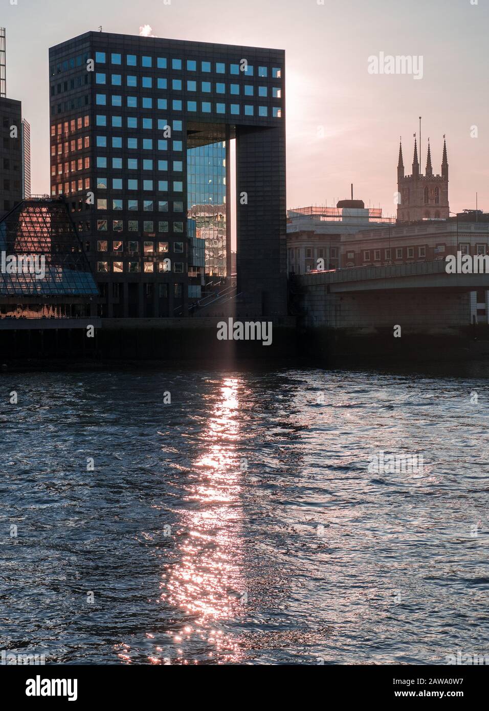 1 london bridge house hi-res stock photography and images - Alamy