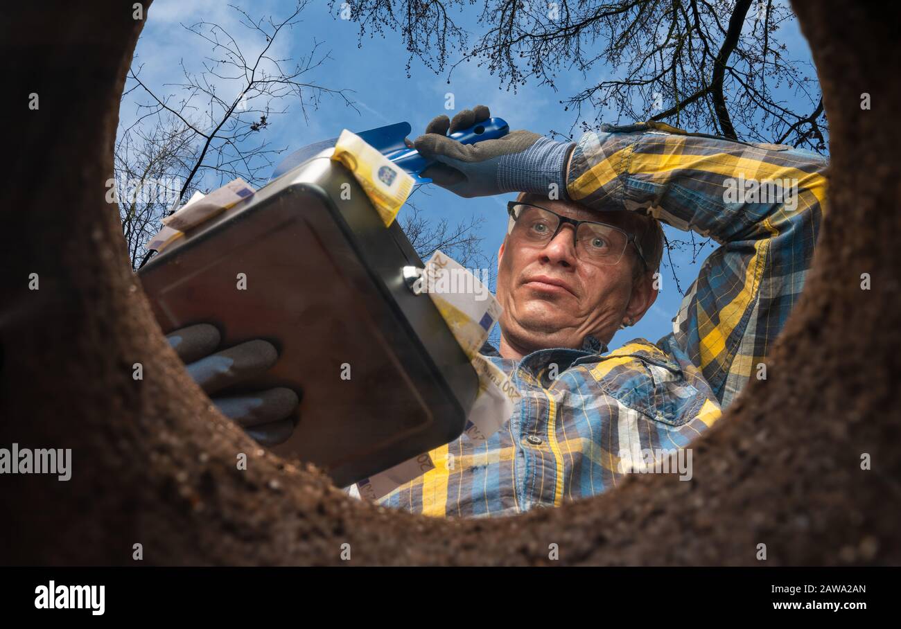 Bury in soil hi-res stock photography and images - Alamy