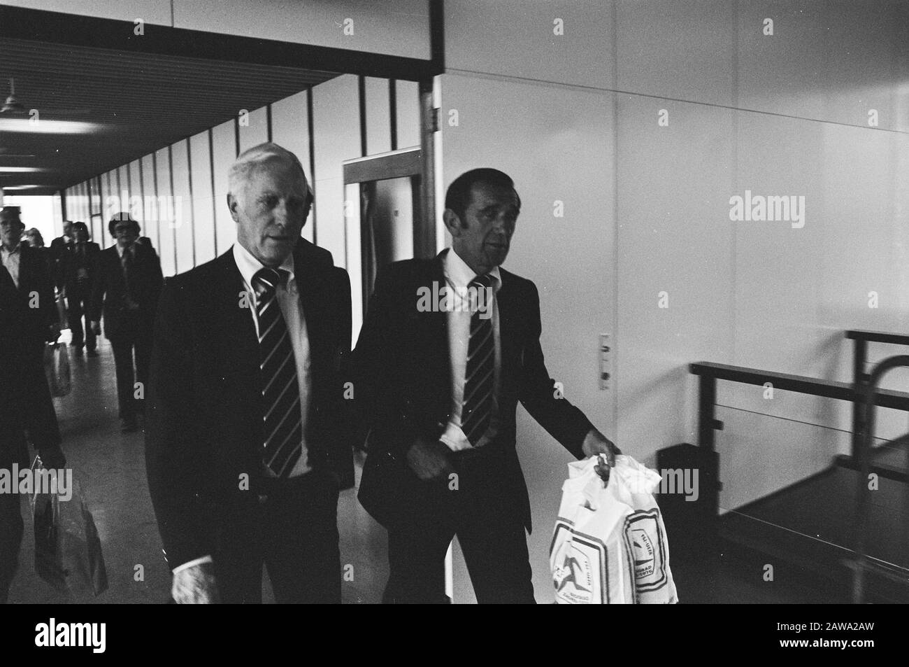 Dutch team returned from Yugoslavia Stoop (left) and Knobel Schiphol ...