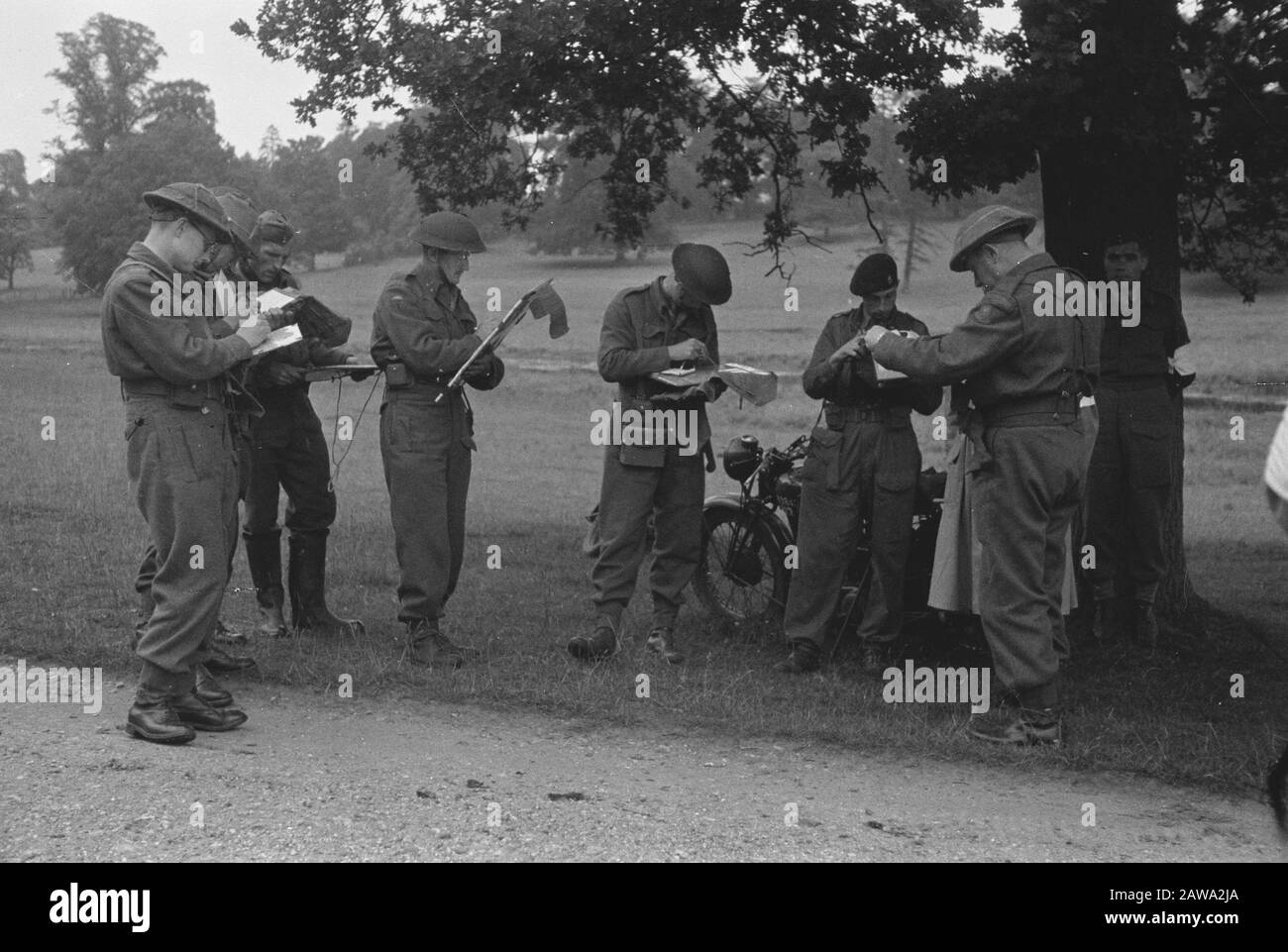 Platoon maneuvers hi-res stock photography and images - Alamy