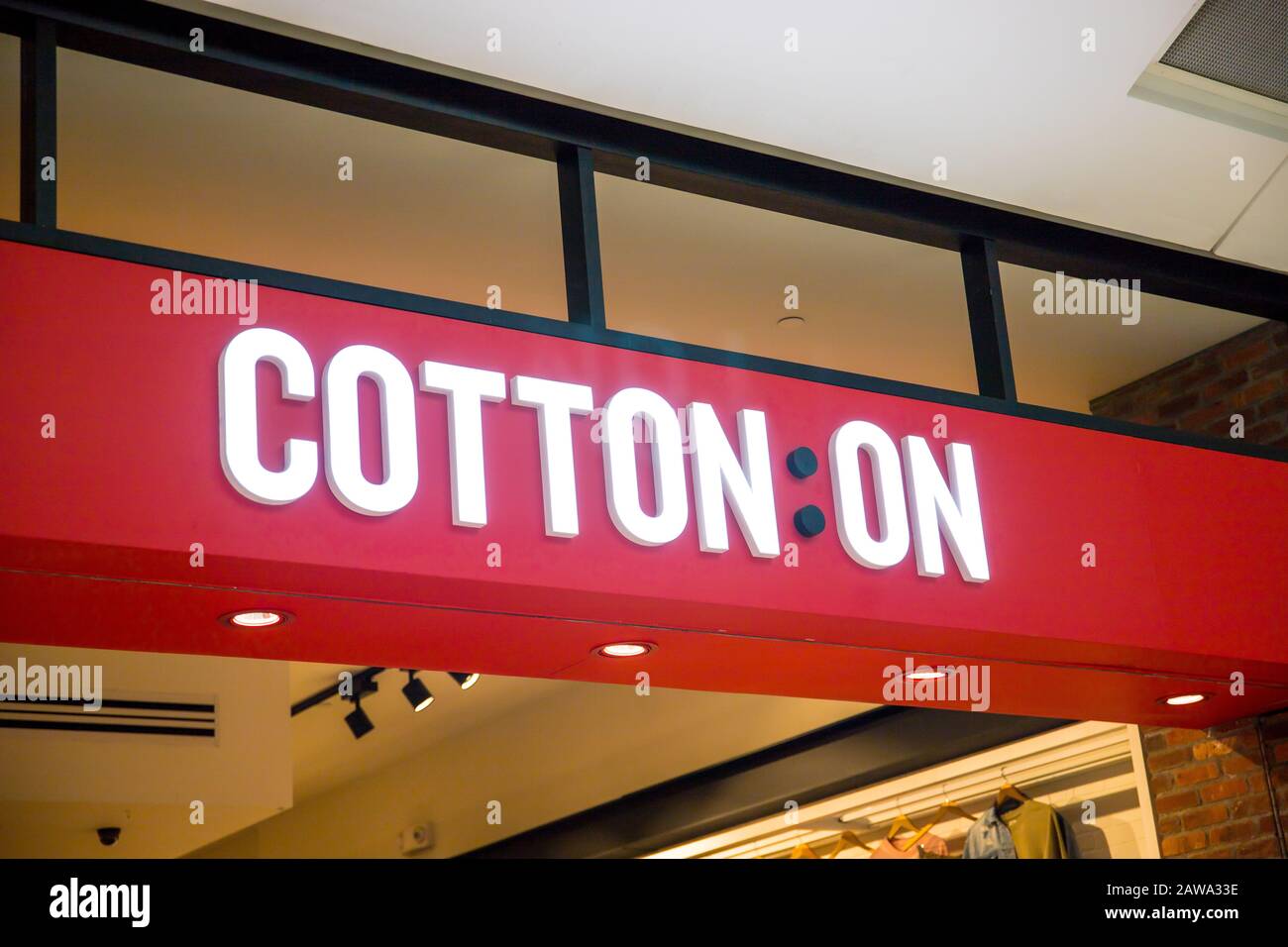 Usa cloth store front hi-res stock photography and images - Alamy