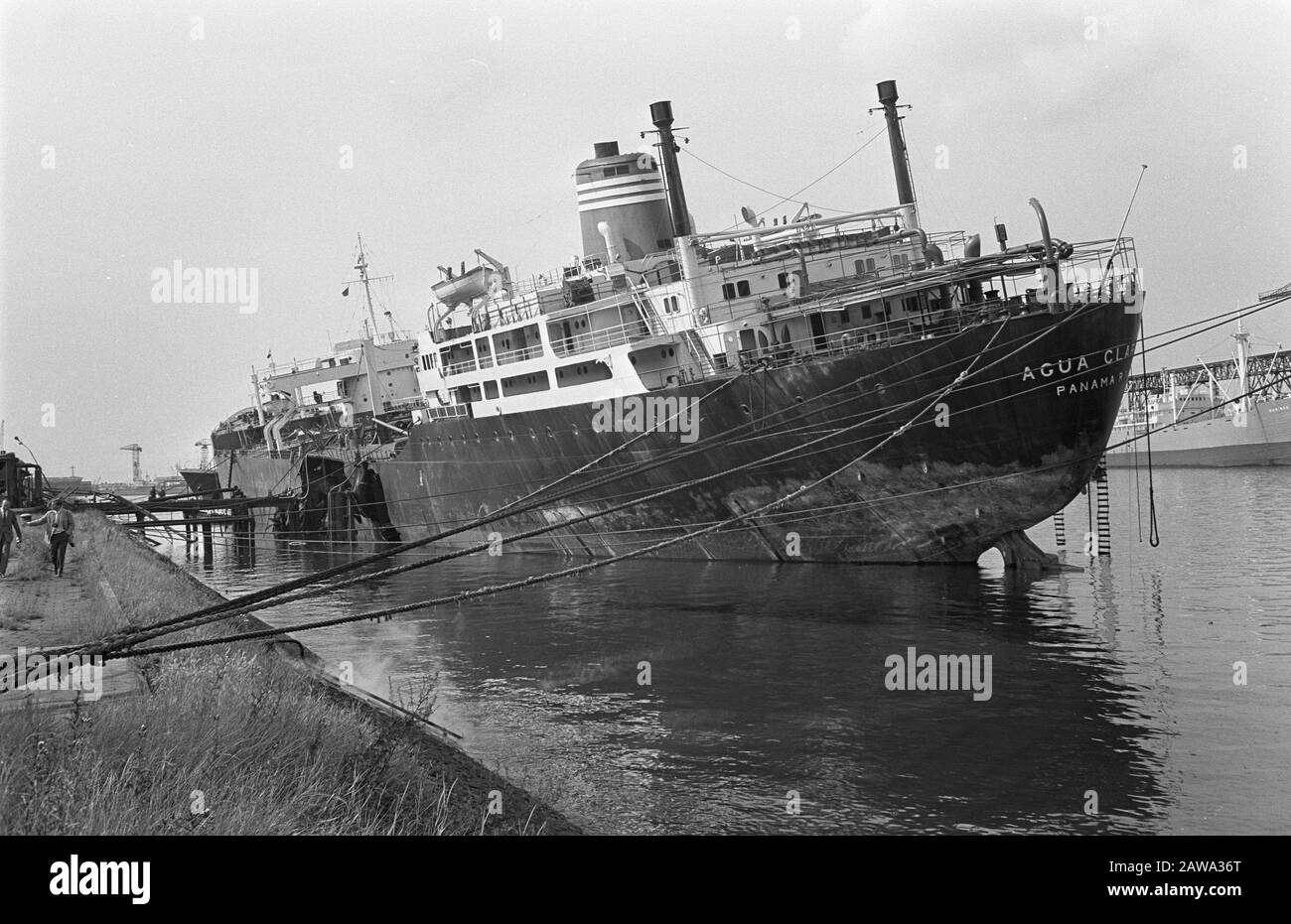 Blast Panamanian tanker Agua Clara in Schiedam. The hole amidships ...