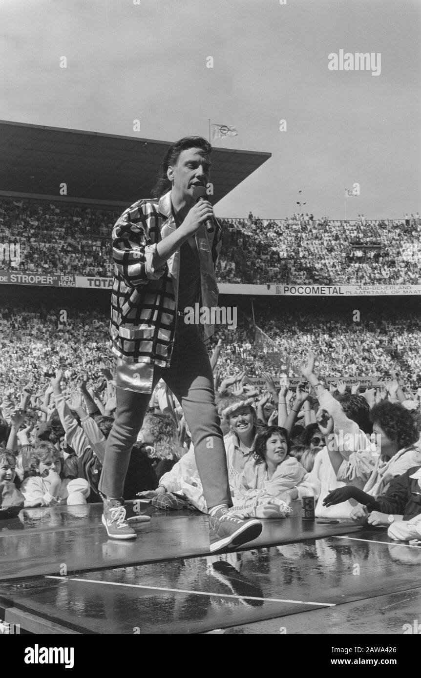 Live in Los Fixed Feyenoord Stadium; presenter Jan Rietman behind him ...
