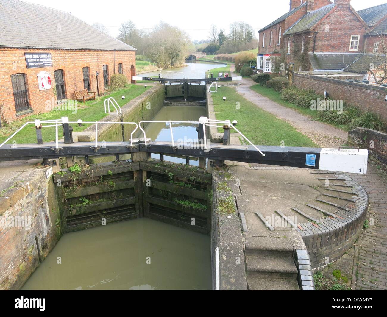 Victorian canal lock gates hi-res stock photography and images - Alamy