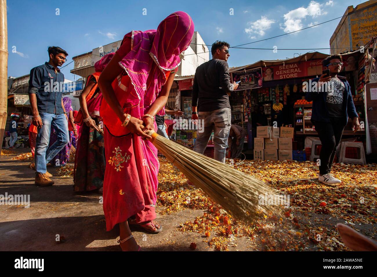 Indian women cleaning hi-res stock photography and images - Alamy