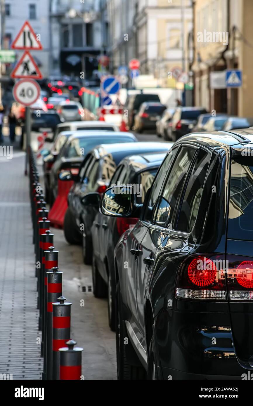 car parking on narrow street in the city Stock Photo - Alamy