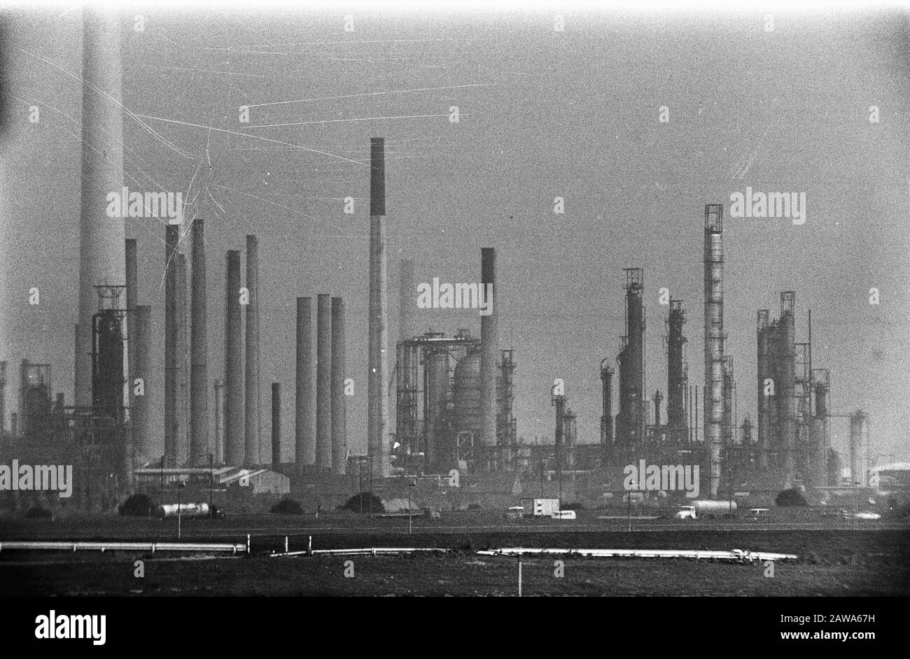 Air pollution Rijnmond area; chimneys Shell refinery in Pernis Date ...