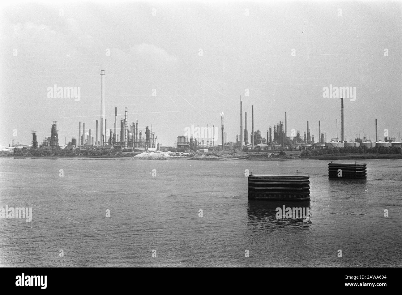 Air Rijnmond chimneys Shell refinery in Pernis in Hoogvliet. 11 12 Esso ...