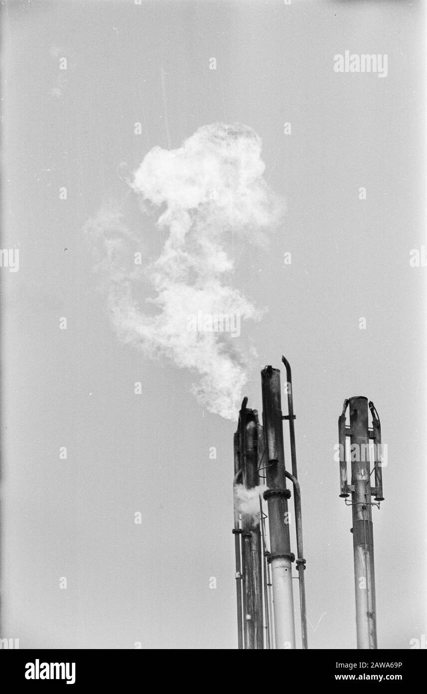 Air pollution Rijnmond area; Shell refinery in Pernis, eternal flame ...