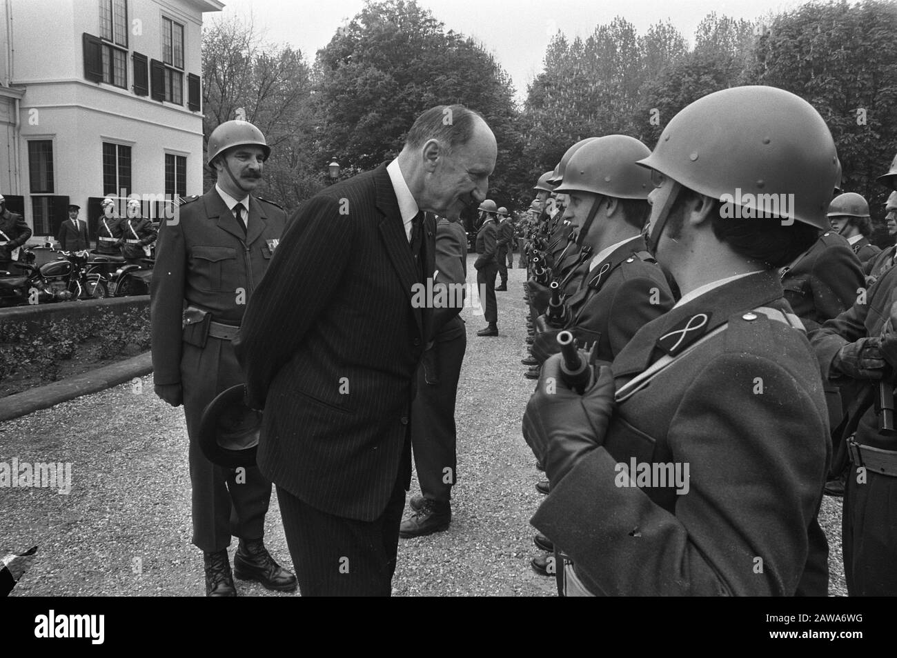 Nato soldiers talking hi-res stock photography and images - Alamy