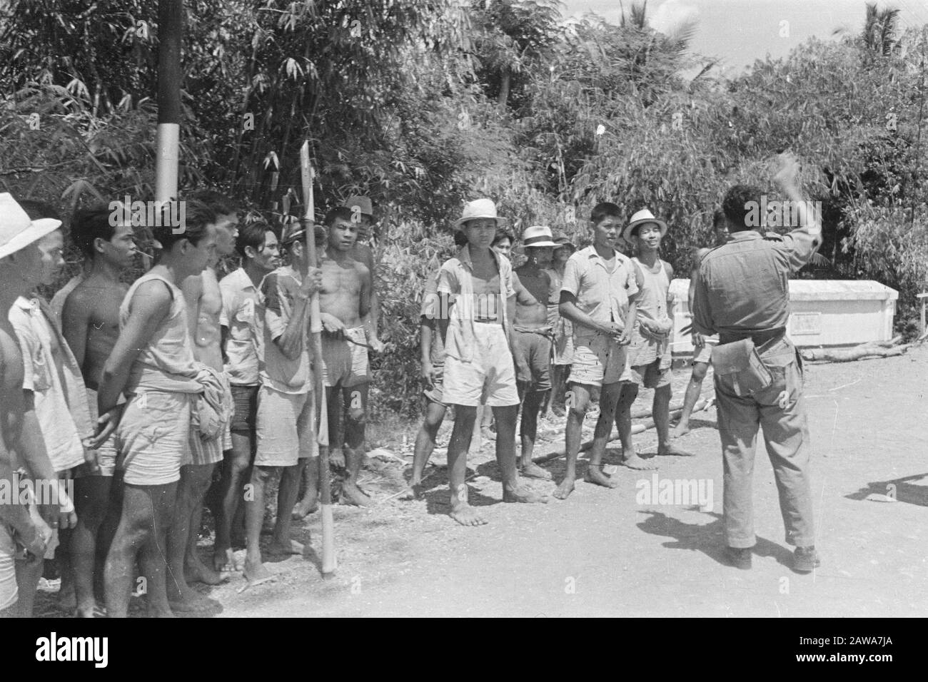 Linggadjati Madjalengka: The KNIL sergeant Dias holds the Sudanese a ...