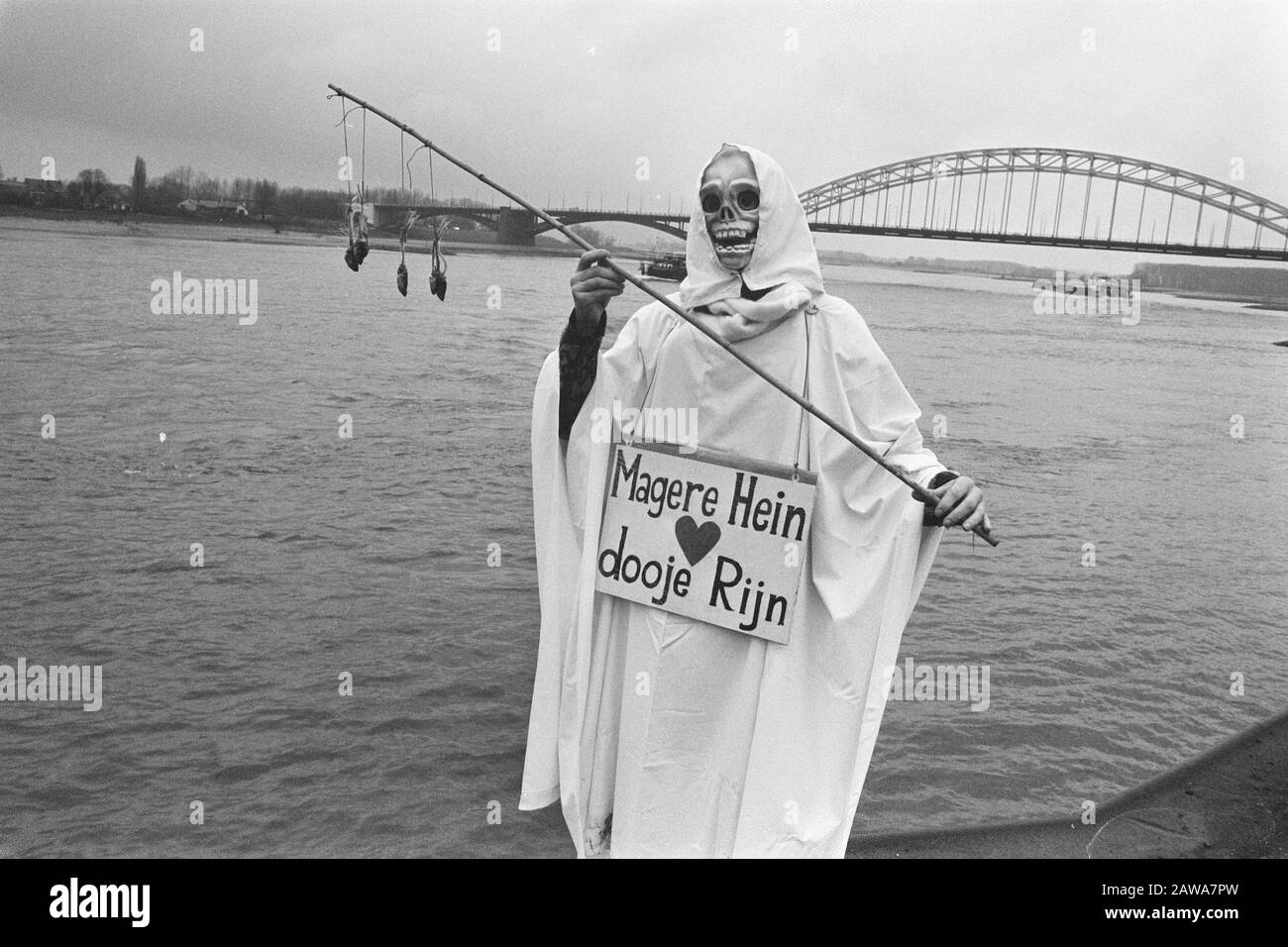 Water pollution dead fish Black and White Stock Photos & Images - Alamy